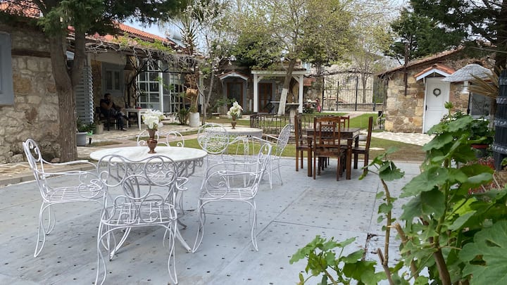 Taş Avlu Otel - Suit Oda+kahvaltı 4 Kişilik - Geyikli