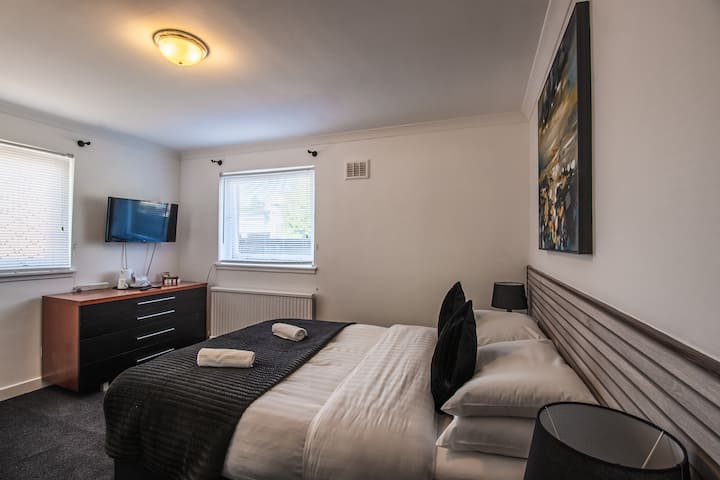 Room 1: Double Ensuite. The Kinross Salutation Inn - Kinross