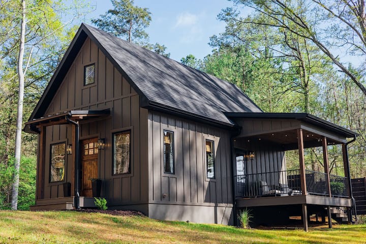 New Creekside Cottage W/ Hot Tub - South Carolina
