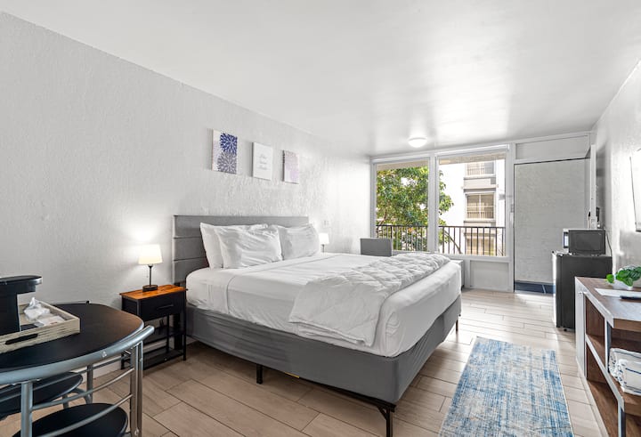 223- Sweet Airport Location - Hollywood