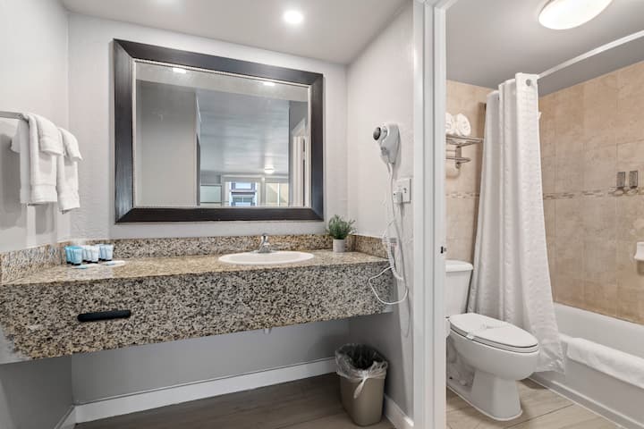 423 -Fll Airport Location - Hollywood, FL