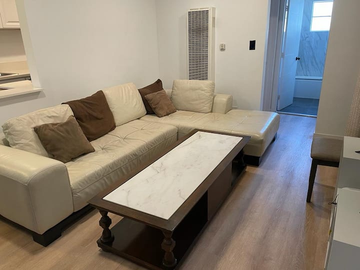 Renovateed Two-bedroom Apartment - Santa Monica
