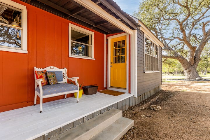Bee-cozy: Hive Tiny Home Retreat - Dripping Springs, TX