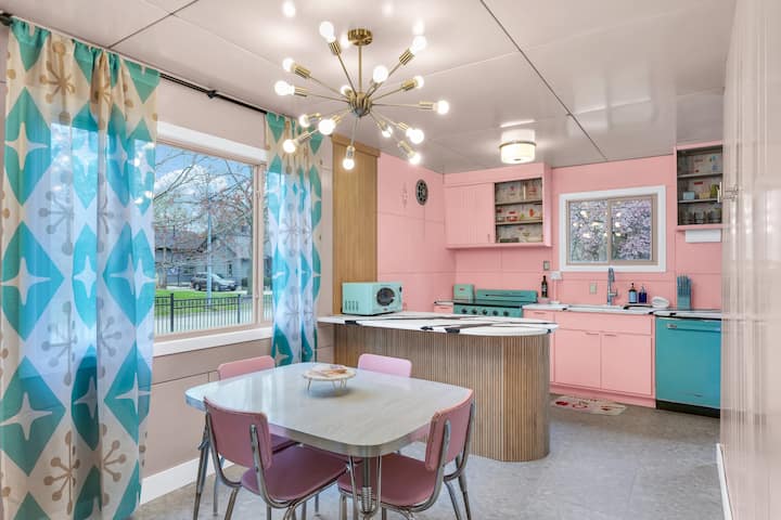 Cozy Adventure! 50s Home-5 Minute Drive To Campus! - 香檳