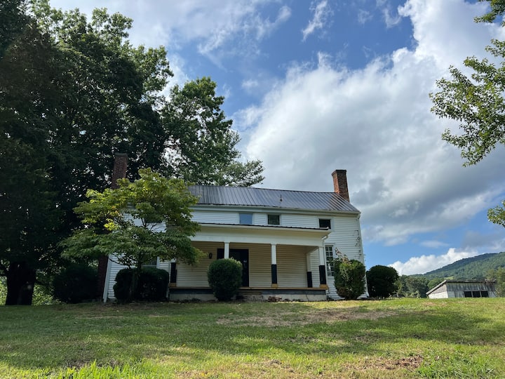 Farmhouse With 360 Mountain View - Bedford, VA