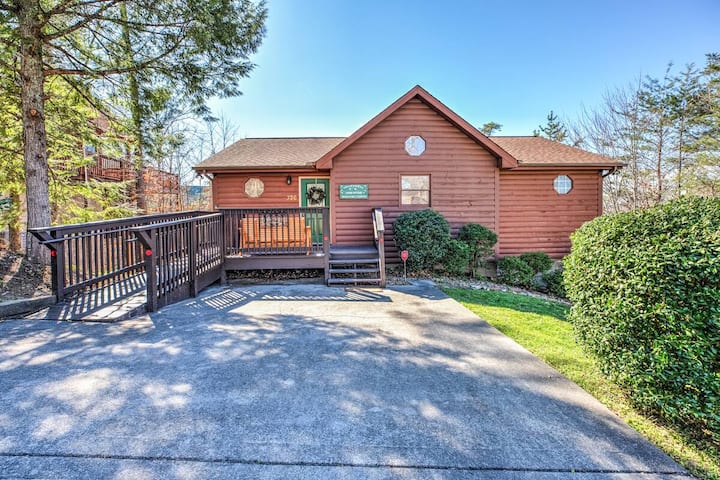 Step-free 4bed, 4bath Cabin W/ Game Room & Hot Tub - Pigeon Forge, TN