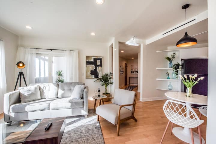 Top Of The Hill 1bd With Patio - Calabasas, CA
