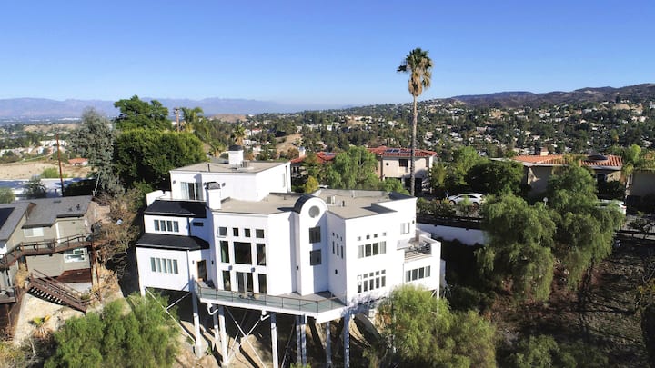 Hilltop 1br Retreat With Beautiful Views - Topanga, CA