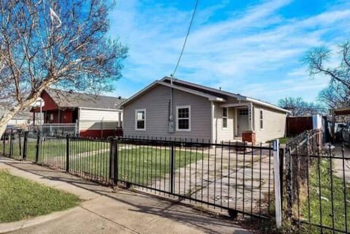 Huge Bedroom Near Downtown! - Dallas, TX
