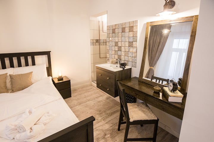Bright Apartment | Bathroom Ensuite | Full Kitchen - Hongarije