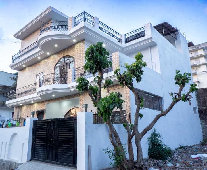 Cozy Corner | 6bhk Entire Homestay | By Homeyhuts - Dehradun
