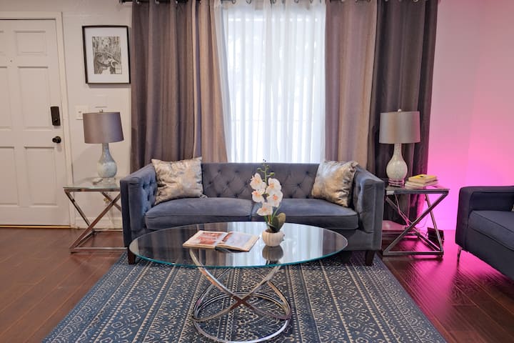 Modern Hollywood Hideway - Beverly Hills, CA