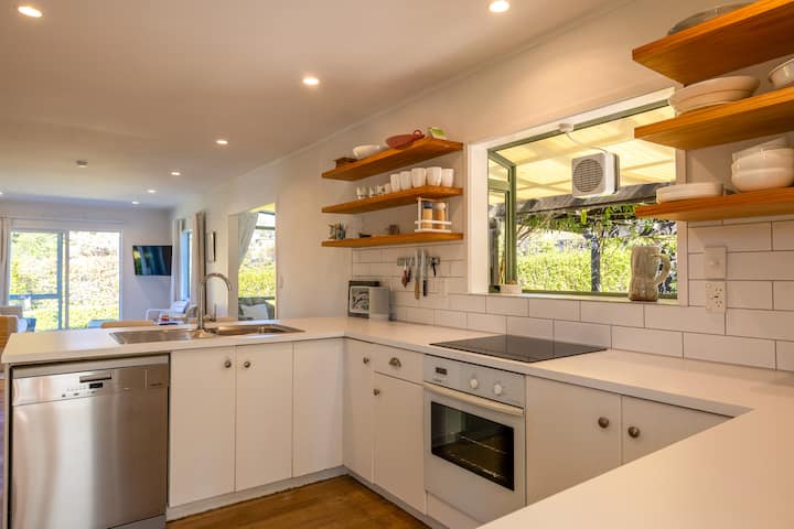 Tranquility Cottage | Waiheke Island | Be My Guest - Waiheke Island
