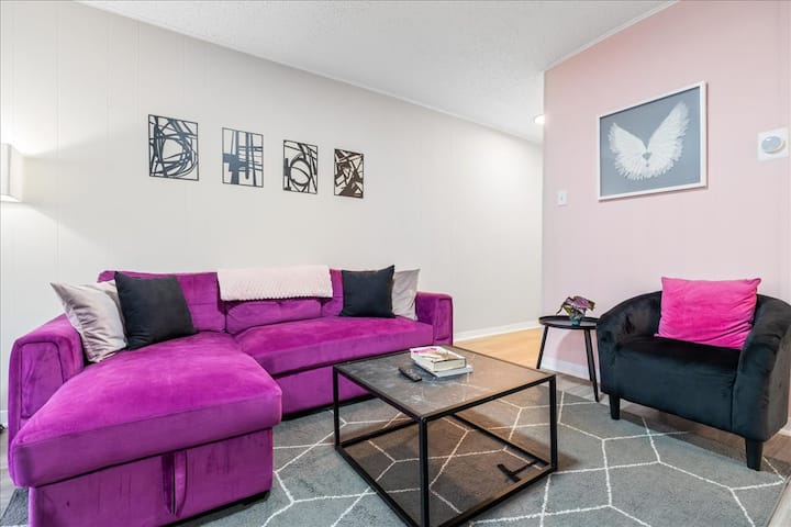 Pink Palace | Nearby Ut| Free Parking| Balcony - North Loop - Austin