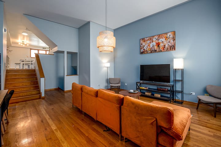 Comfy Chinatown Townhome And 2 Garage Spots! - Chicago, IL