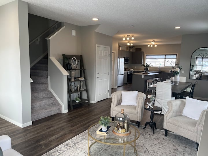 Modern Show Home|3bd Sleeps 7|ac | Family-friendly - Alberta