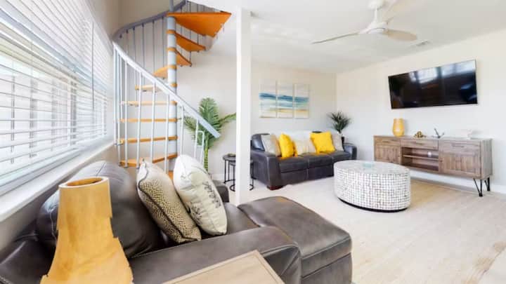 Modern Waterfront Escape With A Deck & Bbq Grill - Port Isabel, TX