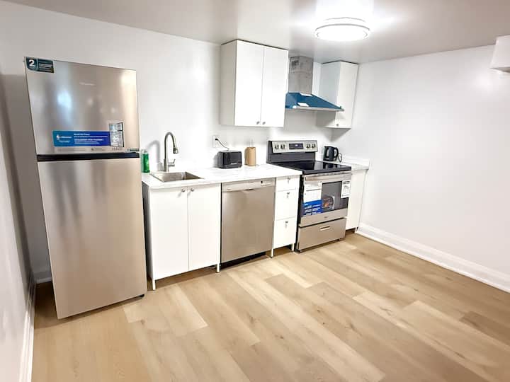 Cozy Full Basement 2 Bedroom Private Suite - Ontario