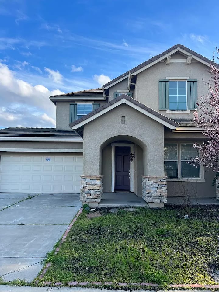 Stylish & Spacious 4-bed Home In Manteca - 미카사시