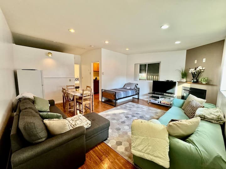 Private, Comfort, Prime Seattle And Backyard Home - Seattle, WA