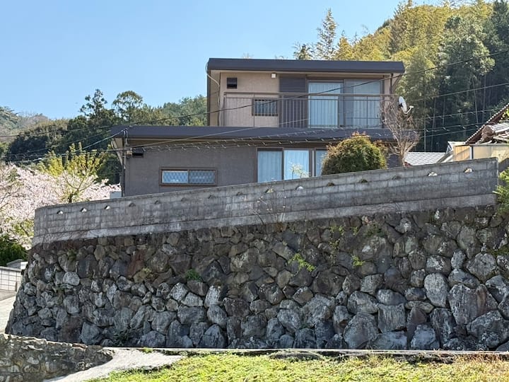 静かな住宅街に位置する自然光溢れる明るい一軒家 - 長門市