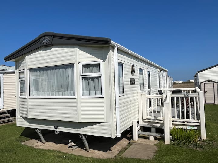Beautiful 6 Birth Static Caravan - 휘트비