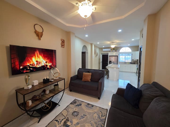 Modern 2 Bed With Pool At The Smith's Luxe Apt - Belize