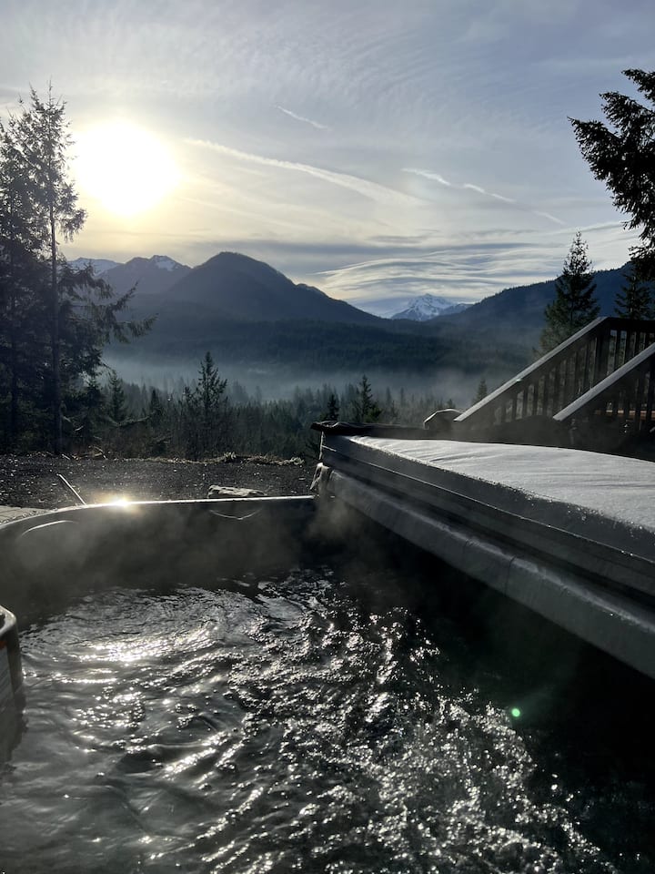 The Peak | Hot Tub + Mt. Views - Packwood, WA