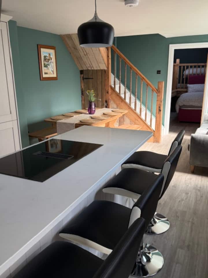 Cardiff City Centre - Newly Converted Coach House - Barry