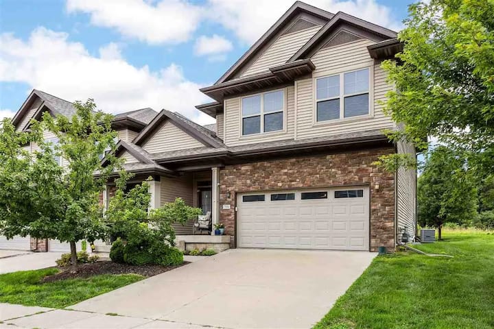 Beautiful Home 1 Mile From Uihc - Iowa City, IA