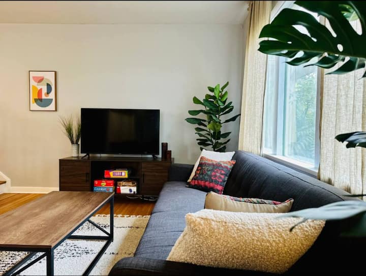 Downtown Duplex 6 Bed/16 Guests - Sioux Falls, SD