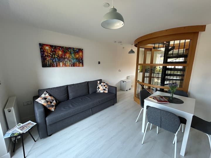 Stunning Modern Home In Lincoln - Lincoln