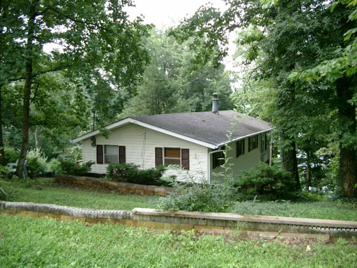 Lake Front Cottage For Rent - Smith Mountain Lake, VA