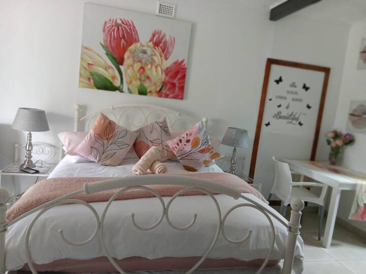 Dusty Peach Room - The Haven Guesthouse 1 - Estcourt