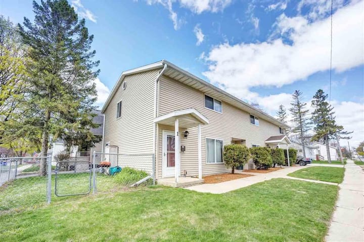 Cozy & Spacious Green Bay Apartment! - Green Bay, WI