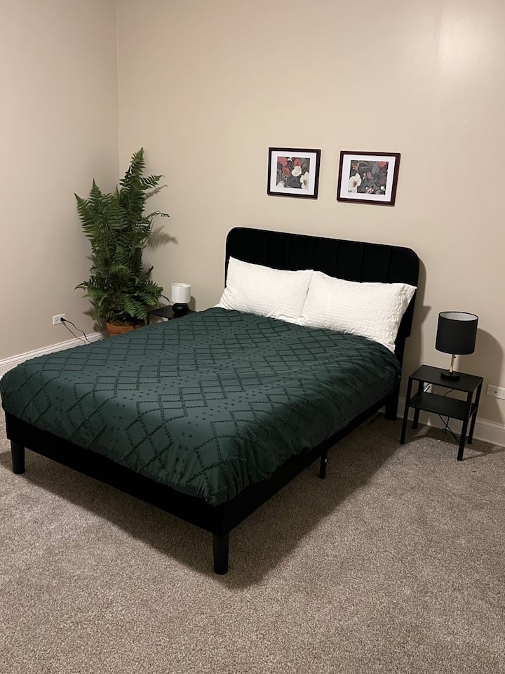 Large Unit In Prime Logan Square - Chicago, IL