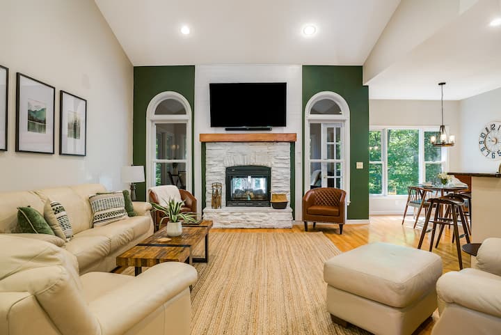 3800 Sqft Of Fun • Hot Tub, Pool Table • Sleeps 14 - Massanutten, VA