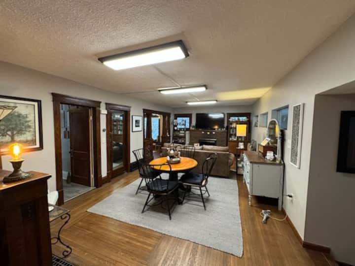 Treehouse Inn Kent State Blue Ash Room - Hudson, OH