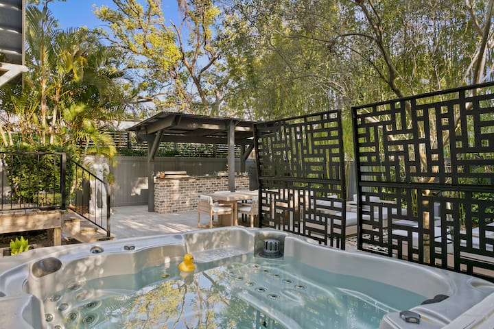 Sunset Bungalow W/ Hot Tub - Tampa, FL