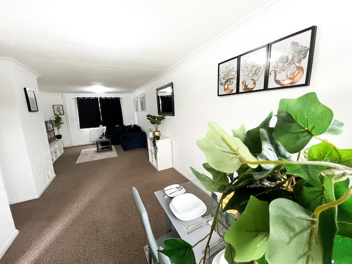 3 Bedroom House W/free Parking - Chatham, Kent