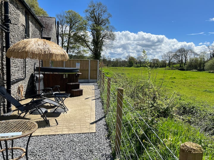 Coach. Romantic Cottage For Two - Lampeter