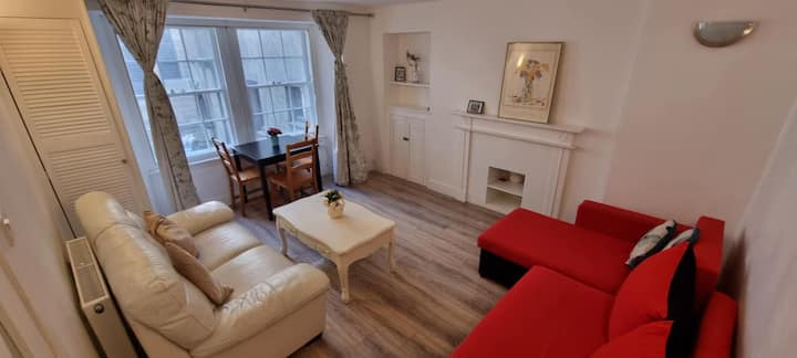 Central Property On High Street - Edinburgh