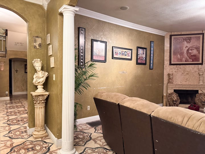 Spacious 4 Bedroom-6tvs-6bed-4sofas-gamerm - Midland, TX