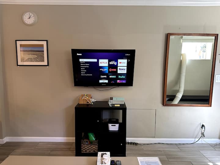 Large Studio By The Beach - Santa Monica, CA