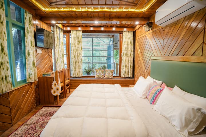 Arcelia Cottage, Ivory Room W/balcony - Nainital