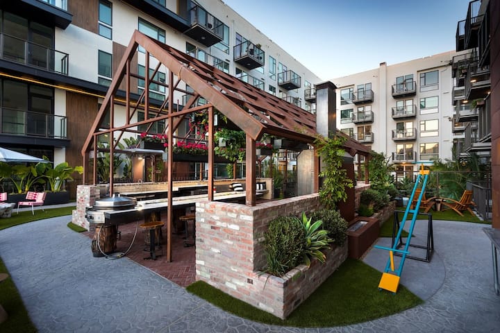 Dowtown | Free Parking | Walk To Cafes | Gym | W/d - Coronado, CA