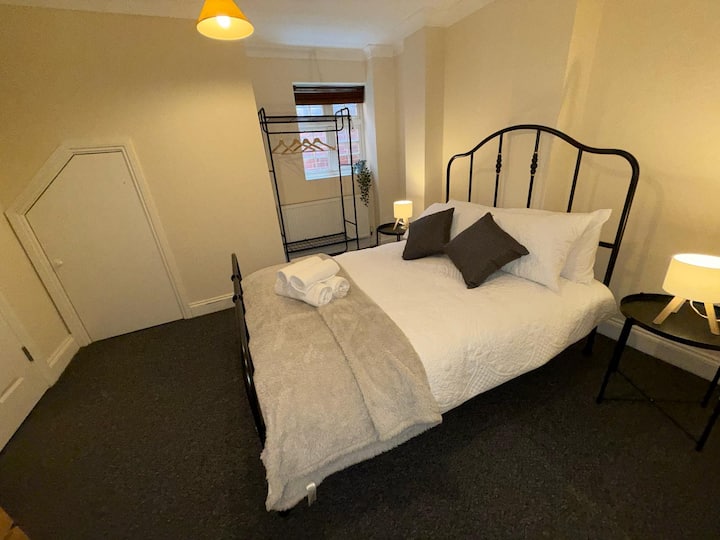 Ensuite Near Gatwick Airport - Redhill
