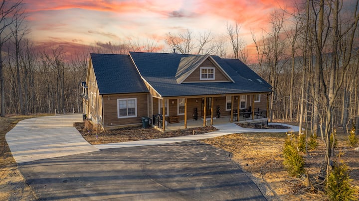 Spacious Living W/ Mountain View - Harpers Ferry, WV