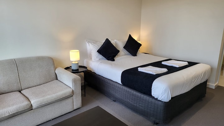 Superior Queen Room + Farmland View - Inverloch