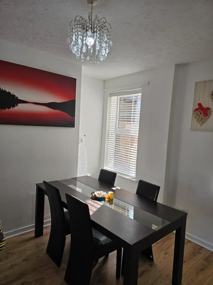 A City Centre Family House - Peterborough
